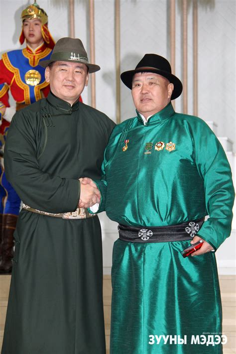 Фото Хөдөлмөрийн баатар хоёр Ардын цолтон дөрөв төрлөө