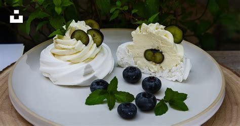 흰색 세라믹 접시에 검은 딸기가 있는 흰색 장식 덮인 케이크 사진 Unsplash의 무료 수제 요리 이미지