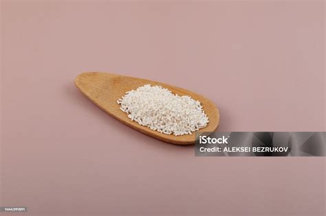 와인 안정제라고도 알려진 소르빈산의 입상 칼륨 염 인 소르빈산 칼륨은 와인에 첨가 될 때 소르빈산을 생성합니다 식품 첨가물