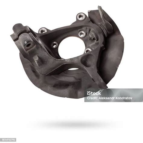 흰색 배경에 오일과 녹 요소가 있는 낡은 금속 휠 허브를 클로즈업합니다 작업장에서 브레이크 시스템 부품의 계절적 차대 수리 및