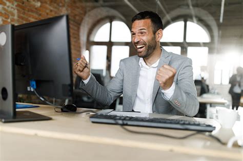 사무실에서 Pc로 작업하면서 성공을 축하하는 쾌활한 기업가 It 지원에 대한 스톡 사진 및 기타 이미지 It 지원 그래픽 디자이너 기업 비즈니스 Istock
