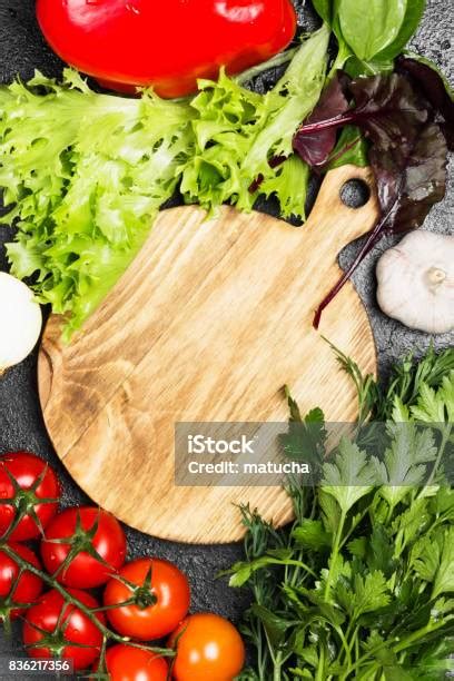 어두운 배경에 신선한 야채 의 구색 나무 절단 보드입니다 보기 상위 공간을 복사 합니다 음식 배경 건강한 식생활에 대한 스톡 사진 및 기타 이미지 Istock