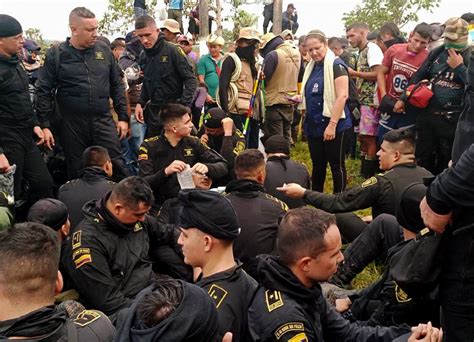 Un Policía Muerto Y 79 Secuestrados En Un Violento Paro En El Sur De