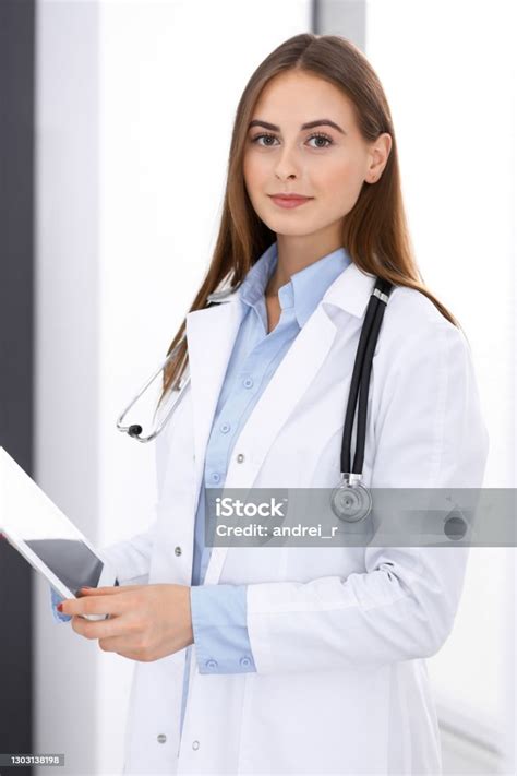 의사의 여성은 병원에서 창 근처에 똑바로 서있는 동안 태블릿 컴퓨터를 사용 직장에서 행복한 의사 의학 및 건강 관리 개념 18 19세에 대한 스톡 사진 및 기타 이미지