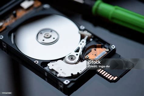 책상에 하드 디스크 키보드 및 메모리 카드가 고장났습니다 0명에 대한 스톡 사진 및 기타 이미지 0명 네트워크 서버