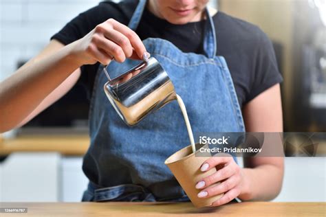 바리스타 커피 를 만들고 카푸치노를 만들기 위해 에스프레소와 종이 컵에 우유를 부어 러시아에 대한 스톡 사진 및 기타 이미지