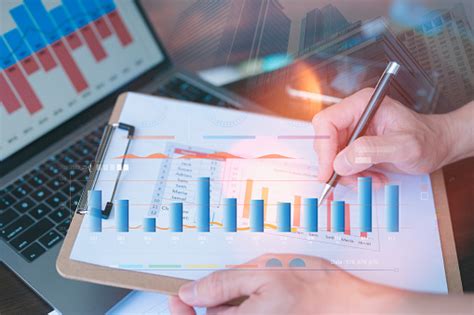 펜 클립 보드 및 노트북을 사용하여 데이터 차트 투자 재무 개념 재무 데이터 분석 그래프를 사용하는 사업가 재무 관리 기술 Kpi 대시보드를 사용하는 Advisor Data