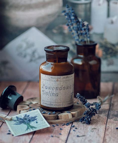 갈색 갈색 유리 고요한 고요함 고향의 향기 골동품 나무 코스터 드라이플라워 라벤더 라벤더 꽃다발 라벤더 오일 러스틱 말린 라벤더 미니멀리스트 밀랍