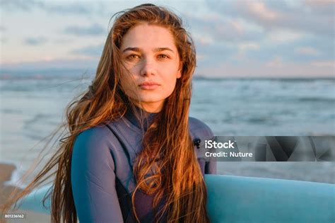 영 일몰 또는 일출 색상 해변에 여자 긴 머리 잡고 서핑 보드와 서핑 서퍼와 바다 가냘픈에 대한 스톡 사진 및 기타 이미지 가냘픈 건강한 생활방식 관능 Istock