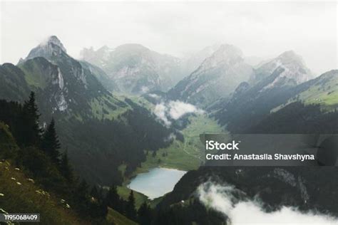 스위스 알프스의 여름 비오는 날 안개로 뒤덮인 청록색 호수와 산의 드라마틱한 전경 0명에 대한 스톡 사진 및 기타 이미지 0명 경외감 계곡 Istock