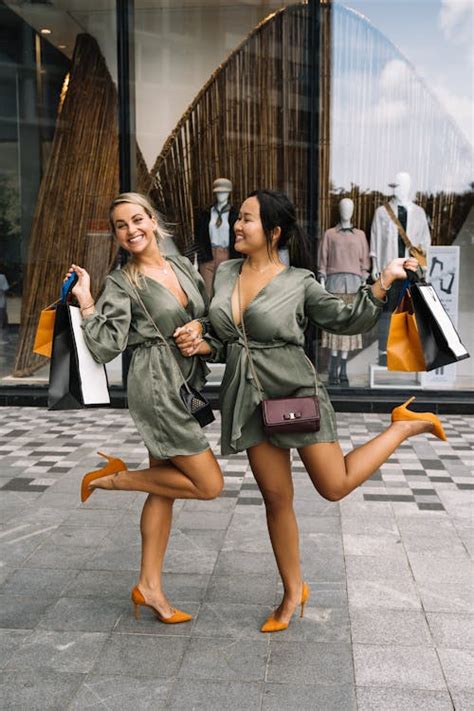 걱정 없는 경치 구름 낀 하늘 그룹 기쁨 낮 다문화 다민족의 다양성 다인종의 단란함 들판 라이프스타일 레저 레크리에이션 사람 사랑 소녀