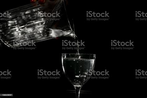 투명 유리에 액체를 붓는 얼음과 투명 혼합 컵의 클로즈업 보기 레스토랑에 대한 스톡 사진 및 기타 이미지 레스토랑 밝은 빛 밝은 조명 Istock