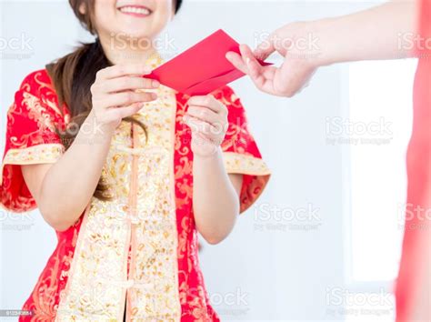 행복 한 중국 새 해입니다 아시아 여자 흰색 배경에 고립 된 빨간 봉투를 받을 1월에 대한 스톡 사진 및 기타 이미지 1월