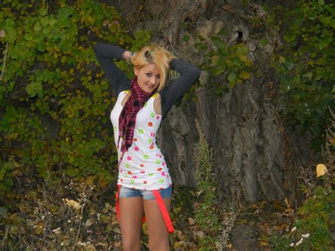 Светло рыжая девочка в белой майке Фото девушек в колготках мини юбках и купальниках