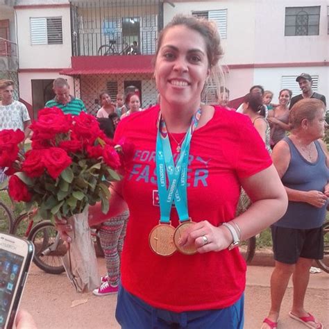 Stream Reportaje Recibimiento De Laina Perez En Los Edificios Yaimeris By Yaimeris Listen