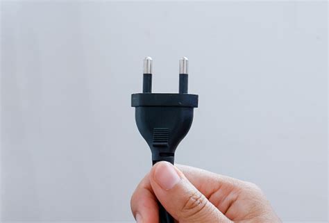 손 잡고 있는 플러그는 벽 전원 콘센트 소켓 절전 개념 에너지 절약 에너지 절약의 전기 콘센트에 전원 플러그에 연결합니다 가계에 대한 스톡 사진 및 기타 이미지 Istock