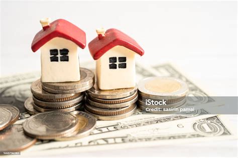 동전 돈 주택 대출 저축 계획 할부 지불 금융 및 은행 개념의 스택에 성장 공장과 주택 모델 0명에 대한 스톡 사진 및 기타 이미지 Istock