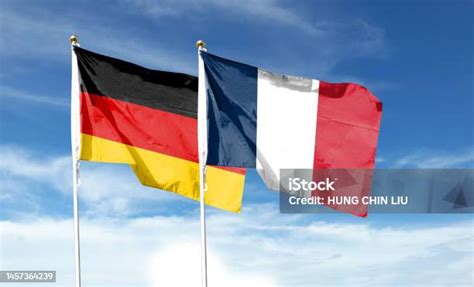 흐린 하늘을 배경으로 프랑스 국기와 독일 국기의 국기 하늘에서 흔들리는 0명에 대한 스톡 사진 및 기타 이미지 0명 경제