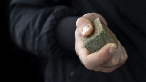 Белослатинец е с черепно мозъчна травма след удар с камък извършителят се издирва