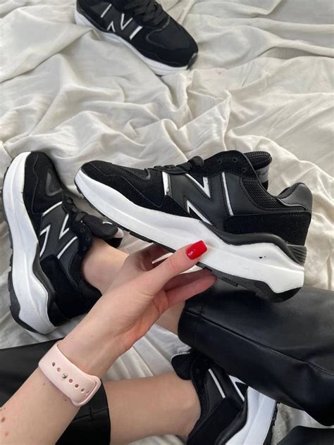 Жіночі чорні кросівки New Balance 5740 Black White чорно білі замша текстиль — ціна 1710 грн у