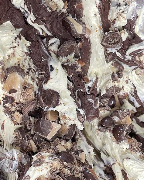 밍글 베이커리 저는 요즘 아몬드초콜릿 하루에 한 상자씩 먹고있어요🫠 아몬드초콜릿과 바닐라빈 가득 바닐라크림다크초코크림을 아이스크림스쿱으로 샌딩해준 아몬드봉봉