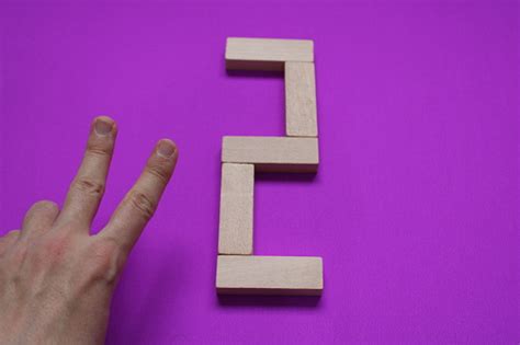 숫자 2는 보라색 배경에 나무 블록으로 쓰여지고 숫자 2는 손가락으로 표시됩니다 수화로 숫자 표현 2에 대한 스톡 사진 및 기타 이미지 Istock