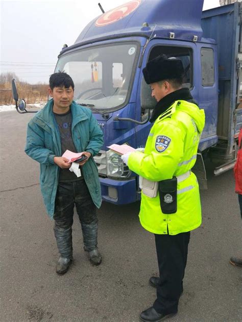長春交警新區大隊組織警力深入轄區內的農村地區 對農民群眾進行交通安全教育宣傳 每日頭條