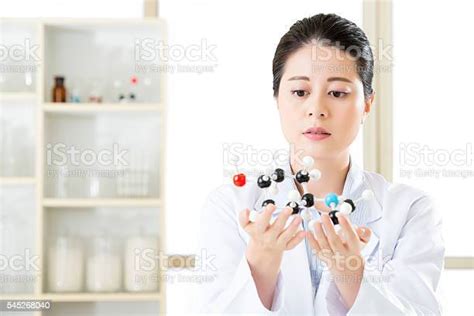 과학 연구를 하는 분자 모델을 바라보는 아시아 여성 과학자 Dna에 대한 스톡 사진 및 기타 이미지 Dna Stem 주제 건강관리와 의술 Istock
