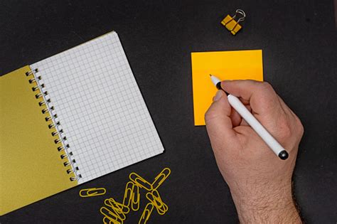 펜 연필 메모장 노트북 스테이플러 스테이플러 클리퍼 종이 클립 홀더 클립 보드 테이블 위에 배치 여러 모듬 컬렉션 사무실 문구 사진 교육에 대한 스톡 사진 및 기타 이미지