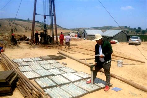 地勘钻孔 地勘钻孔机器 电钻钻孔 大山谷图库