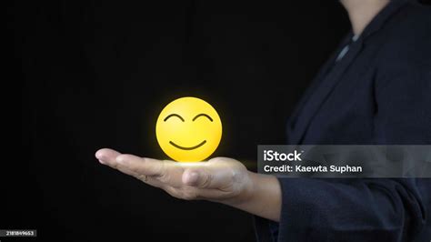 웃는 이모티콘 또는 노란색에 웃는 노란색 공 이모티콘 행복한 미소 짓는 얼굴로 머리를 손에 들고 정신 건강 개념 긍정적 인 사고 지원 및 평가 Mental Wellbeing