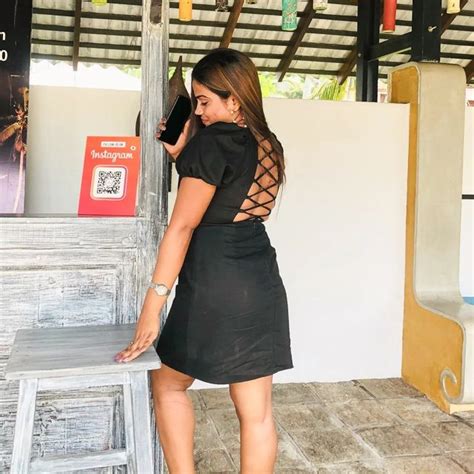 මං කියන්නෙ හැම මිනිහෙක්ම ගෑනියෙක්ම බඳින්න ඕන තමන්ට තමන්ම වෙලා ඉන්න ඉඩ