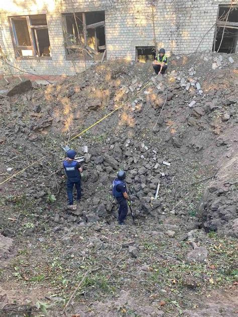 Воронка глубиной пять метров в полиции показали последствия ночного обстрела Харькова Фото