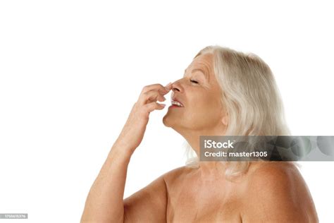 백인 스튜디오 배경에 코를 만지는 벌거 벗은 어깨를 가진 시니어 우아한 여성 성형외과 60 64세에 대한 스톡 사진 및 기타 이미지 60 64세 60 69세 가꿔주기