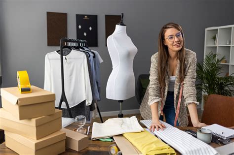 테일러링 아틀리에에서 옷을 입고 일하는 재단사 여성의 초상화 패션 디자이너에 대한 스톡 사진 및 기타 이미지 패션 디자이너 직물 30 34세 Istock