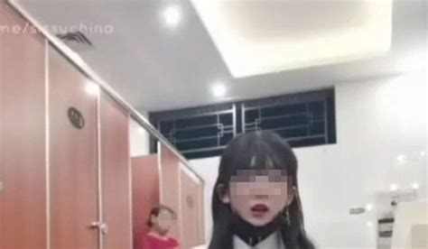 รวมรูปภาพของ ทำไปด๊ายยย หยิบ ของเล่น ถ่ายคลิปหน้ากระจกห้องน้ำ คนโฟกัสสายตาป้าข้างหลัง รูปที่ 9