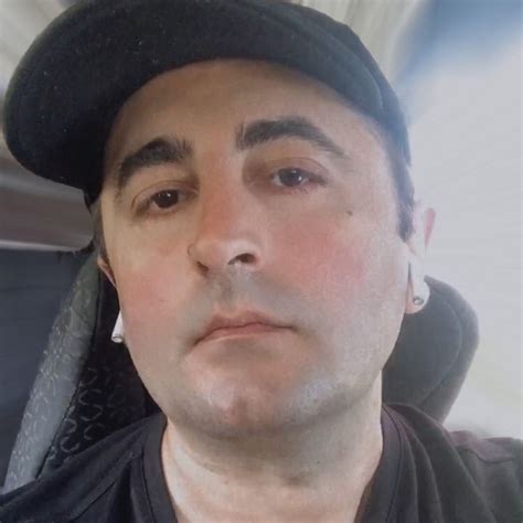 კოცნაზე გამახსენდა დღეში დაახლეობით 3 4 ქალს ვკოცნიდი რას წერს დავით ჩუთლაშვილი