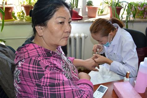 Өндөр настнуудад үнэ төлбөргүй үсчин гоо сайхны үйлчилгээ үзүүлж байна