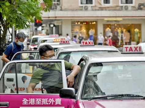 【维港会】乘客作呕赶急交500蚊车费 好心司机等足10分钟坚持唔收多 星岛日报