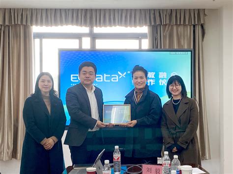 上海市新能源汽车公共数据采集与监测研究中心部长乔丽一行莅临我院参观交流 新车辆工程学院