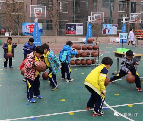 【教育】攒包儿 抽陀螺 滚铁环~70、80后的童年回忆，围观这所小学的游戏节 澎湃号·政务 澎湃新闻 The Paper