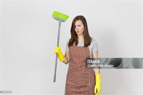 슬픈 영 스트라이프 앞치마 노란색 장갑 흰색 배경에 고립에 피곤된 주부 화가 가 정부 여자 청소 하 녀를 빗자루로 청소 광고에 대 한 공간을 복사 합니다 광고 영역입니다