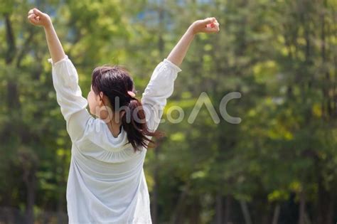 自然の中でリラックスする女性 No 3463573｜写真素材なら「写真ac」無料（フリー）ダウンロードok