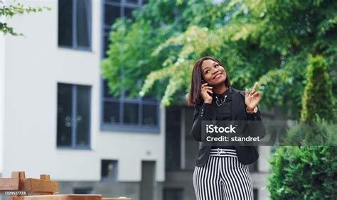 전화로 이야기 녹색 나무 근처와 비즈니스 빌딩에 대한 도시에서 야외에서 세련된 옷을 입고 젊은 아프로 미국 여성 25 29세에 대한 스톡 사진 및 기타 이미지 Istock