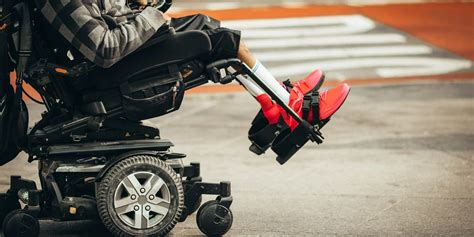 Мобілізація — як самостійно виїхати за кордон чоловікам які супроводжують осіб з інвалідністю Nv