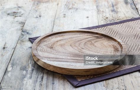 나무 테이블에 빈 나무 접시입니다 공간에 복사 합니다 고객에 게 음식이 나 야채 봉사에 대 한 나무 접시 한 접시 때문에 빈티지 레스토랑에서 만든 나무를 널리 사용 되는