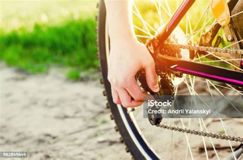 남자는 자전거 수리 체인 수리입니다 사이클 선수 이다입니다 Unratitude도로 여행 클로즈업입니다 Diy에 대한 스톡 사진 및 기타 이미지 Istock