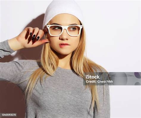 라이프 스타일과 사람들 개념 흰색 안경과 모자를 쓰고 젊은 귀여운 미소 힙스터 소녀 얼굴에 감정 귀여운에 대한 스톡 사진 및 기타 이미지 Istock