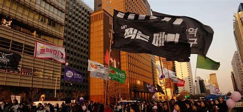 페미광선 공생의 조건 공동체내 성폭력 의미투쟁의 과정 모라 얼마전 한 작가가 부산문학인들 모이는 술자리에 갔다가 한