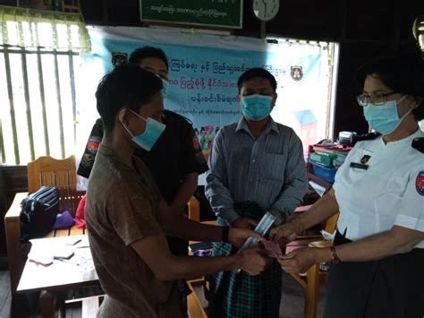 ဒဂုံမြို့သစ် အရှေ့ပိုင်း မြို့နယ်တွင် ပန်းခင်းစီမံချက်ဖြင့် နိုင်ငံသားစိစစ်ရေးကတ်ပြားများ ပေးအပ